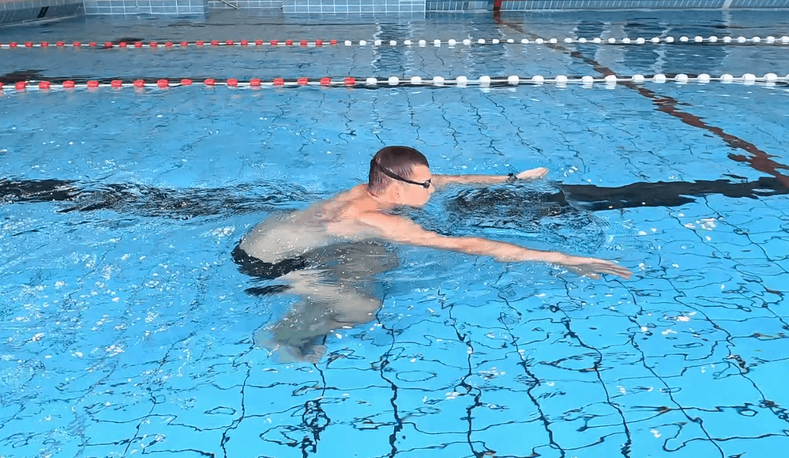Wie man den Kopf beim Brustschwimmen richtig hebt